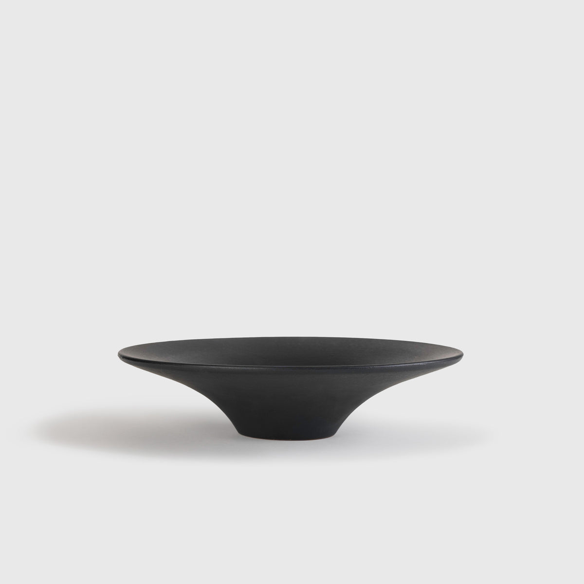 ITERU Plate in black glaze – Analogue